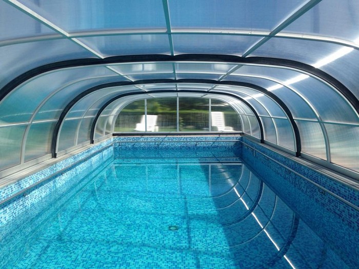 Acoperire piscina | Acoperirea piscinei asigura o apa mai calda, chiar