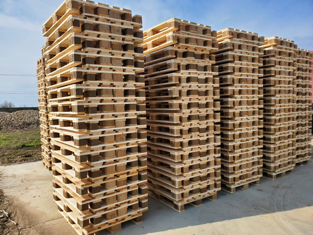 Vand Euro paleti noi cu chituci din rumegus | Europaleti