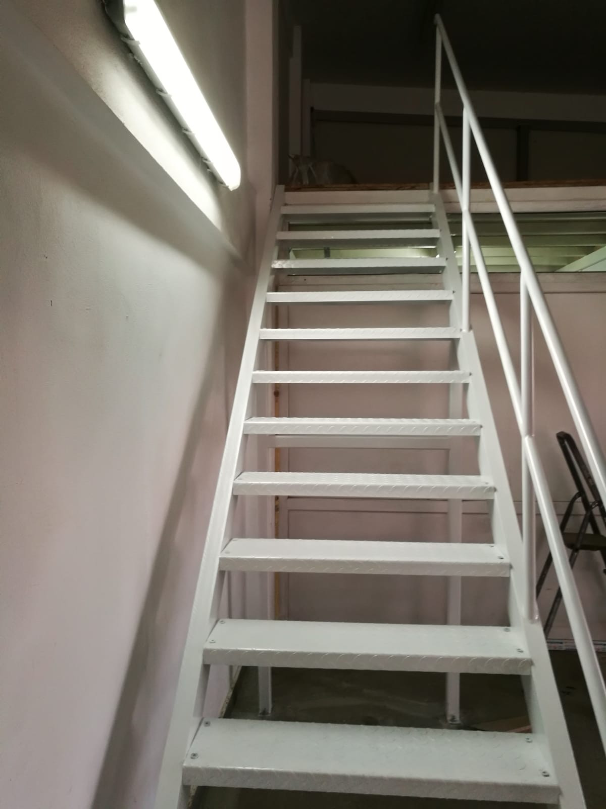 Proiectam si executam la comanda scari metalice. | Scari metalice