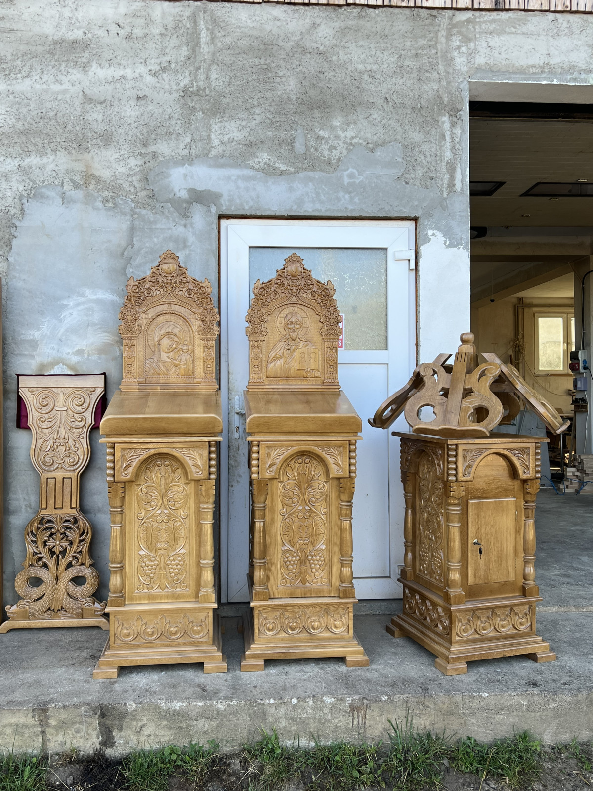 Iconostas Mic, Producator, Sc Lemnart Mobirom Srl