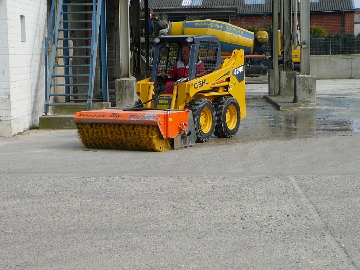 Utilaj Bobcat Echipat Cu Perie, Importator, Utilaj Bobcat Echipat Cu ...