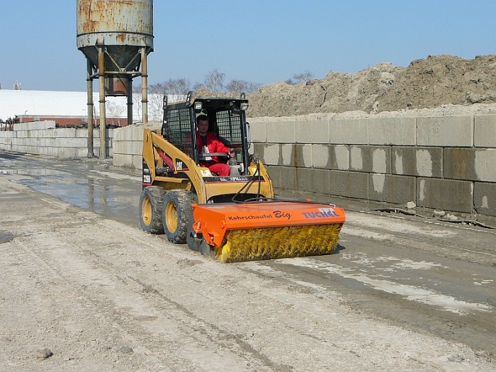 Utilaj Bobcat Echipat Cu Perie, Importator, Utilaj Bobcat Echipat Cu ...